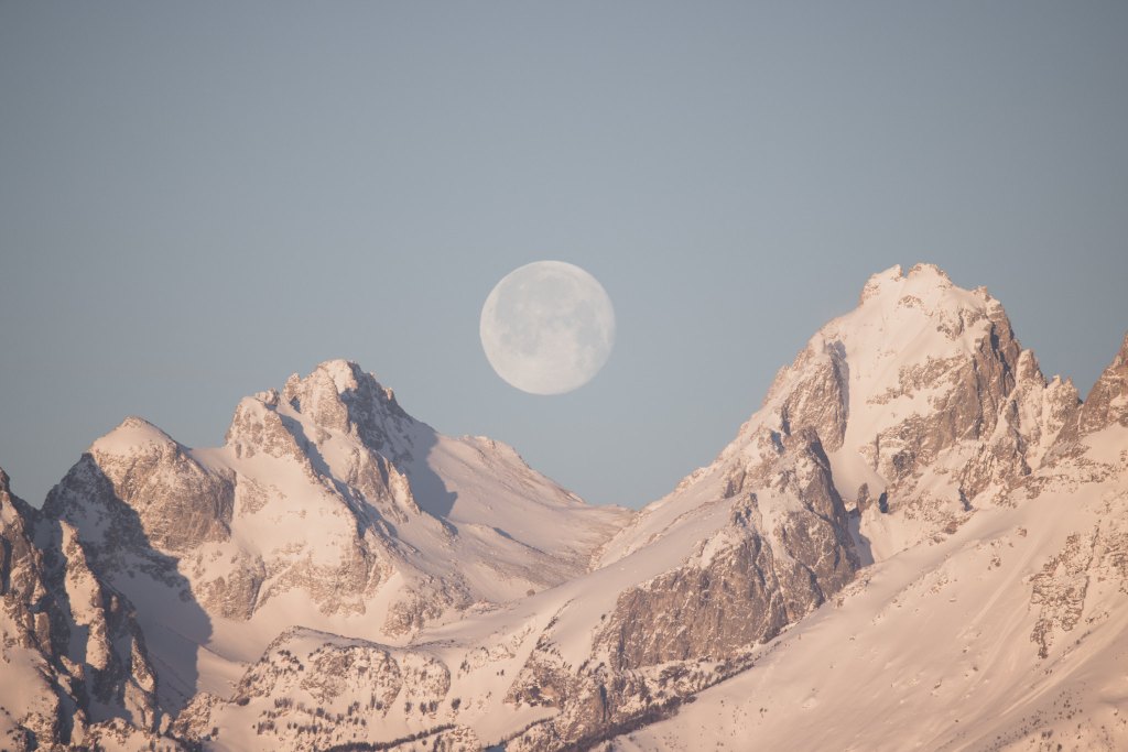 SNAPPED: Full moon at sunrise in Grand Teton National Park
